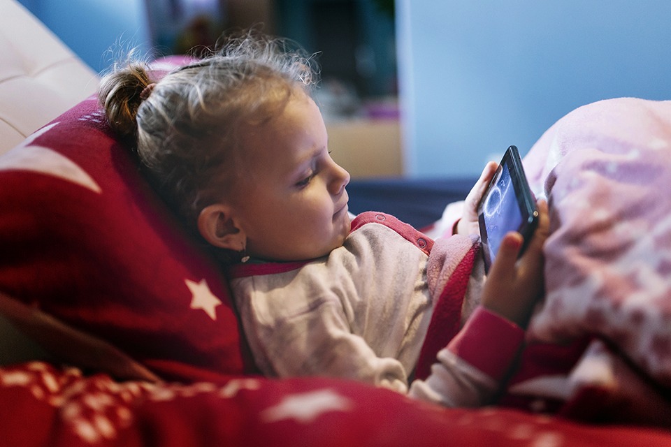 Les enfants et les écrans : conseils aux parents